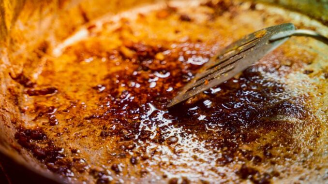 Jak spolehlivě vyčistit pánev plnou sazí | BydlímeÚtulně.cz